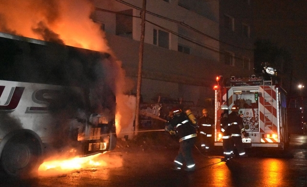 Video: Así se incendiaba un colectivo de la empresa “Ola Bus” | Infoeme